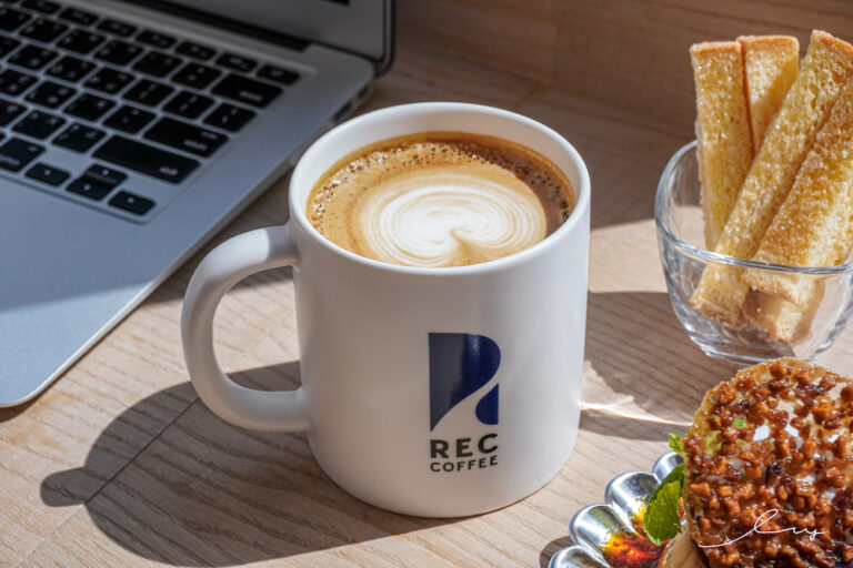 REC COFFEE |台中26樓景觀咖啡廳，不限時溫暖風格空間，下午茶還能盡收台中高樓美景！ - 艾薇覓食趣